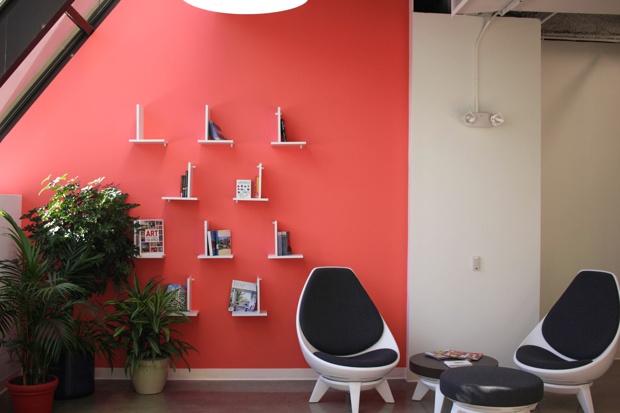 Criando uma Decoração de Sala com Parede Vermelha